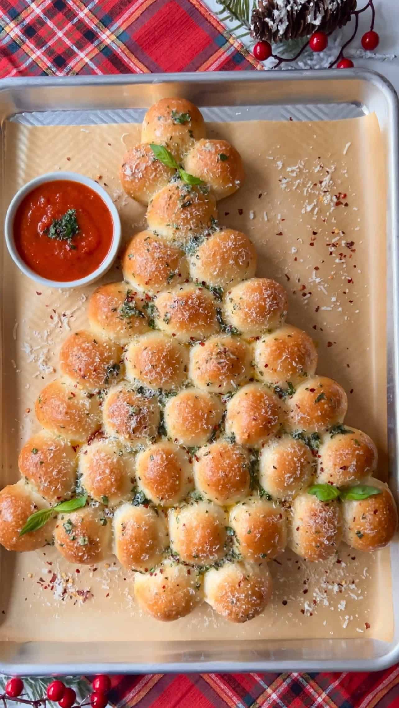 Cheesy Pull-Apart Christmas Tree Bread | happytummy702